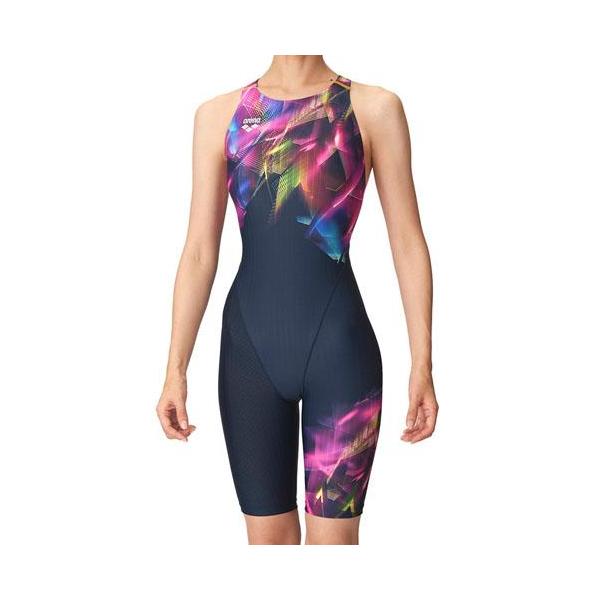 初級スイマーへ向けたAQUA RACINGシリーズ。従来のモデルより生地の柔らかさを改善し、伸びのあるフィット感を実現した素材AQUASTRIPE-Dです。安心感のある地厚な生地で塩素に強く長持ちし、はっ水加工でシャープな水切れが特徴の競泳...