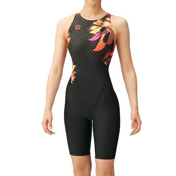 レースに出場する初級スイマーにお勧めのAQUA RACINGシリーズ。公式大会に出場するために必要なFINA（国際水泳連盟）承認モデルです。リボンから着想を得たモチーフで華やかなデザイン 。従来モデルより生地の柔らかさを改善し、伸びのあるフ...