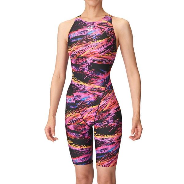 初級スイマーへ向けたAQUA RACINGシリーズ。従来のモデルより生地の柔らかさを改善し、伸びのあるフィット感を実現した素材AQUASTRIPE-Dです。安心感のある地厚な生地で塩素に強く長持ちし、はっ水加工でシャープな水切れが特徴の競泳...