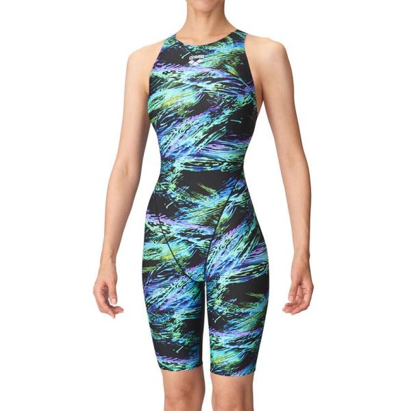 初級スイマーへ向けたAQUA RACINGシリーズ。従来のモデルより生地の柔らかさを改善し、伸びのあるフィット感を実現した素材AQUASTRIPE-Dです。安心感のある地厚な生地で塩素に強く長持ちし、はっ水加工でシャープな水切れが特徴の競泳...