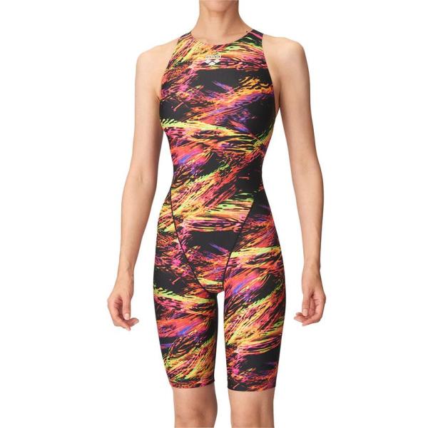 初級スイマーへ向けたAQUA RACINGシリーズ。従来のモデルより生地の柔らかさを改善し、伸びのあるフィット感を実現した素材AQUASTRIPE-Dです。安心感のある地厚な生地で塩素に強く長持ちし、はっ水加工でシャープな水切れが特徴の競泳...