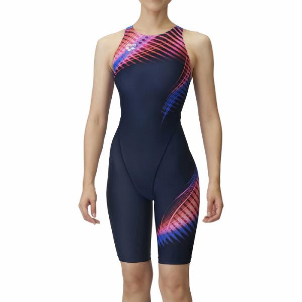 初級スイマーへ向けたAQUA RACINGシリーズ。公式大会に出場するために必要なWorld Aquatics（国際水泳連盟）承認モデルです。従来のモデルより生地の柔らかさを改善し、伸びのあるフィット感を実現した素材AQUASTRIPE-D...