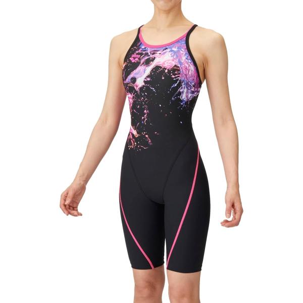 環境に配慮したリサイクルポリエステル素材「タフスキンT2E」を採用したTOUGHSUITシリーズ。WATER ILLUSIONテーマ柄の練習水着です。＊前身頃にブラックの裏地が付きます。■素材ポリエステル 複合繊維 （ポリエステル） ポリウ...