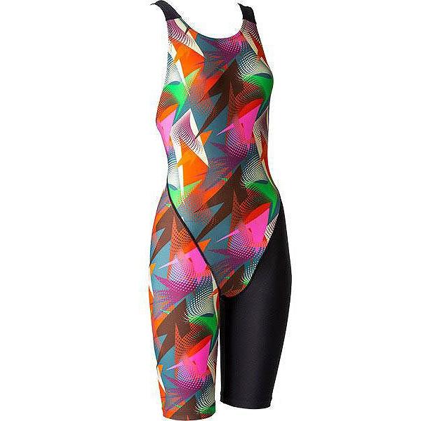 オリジナルニット素材「FLAT EDGE（フラットエッジ）」を前面に採用。全体に超撥水加工と特殊プレス加工を施し、水中での軽量化と流水抵抗軽減を実現。素材のキックバック性が高く、レース中の筋肉の振動を抑制。着脱しやすい柔らかな水着を重視する...