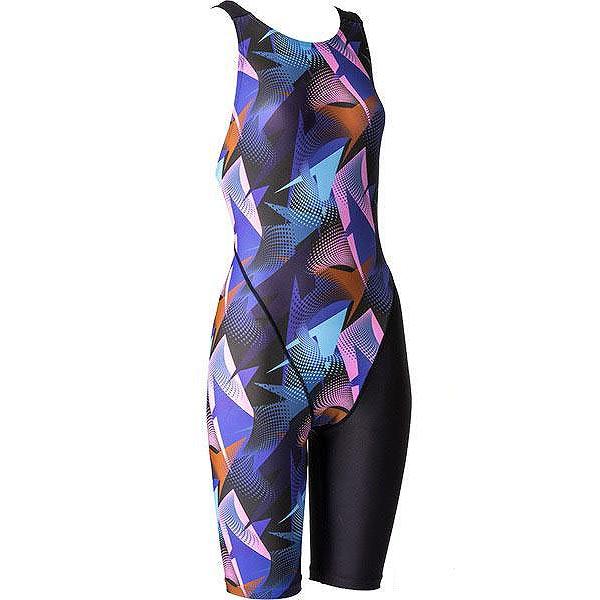 オリジナルニット素材「FLAT EDGE（フラットエッジ）」を前面に採用。全体に超撥水加工と特殊プレス加工を施し、水中での軽量化と流水抵抗軽減を実現。素材のキックバック性が高く、レース中の筋肉の振動を抑制。着脱しやすい柔らかな水着を重視する...