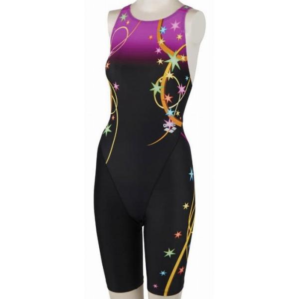 初級スイマーへ向けたAQUA RACINGシリーズ。「UROKOSKIN」生地を使用し、柔らかく伸びのある生地がフィット感を実現。はっ水加工でシャープな水切れが特徴です。過去に人気だったデザインを復刻！レースに出場するスイマーにお勧めです。...