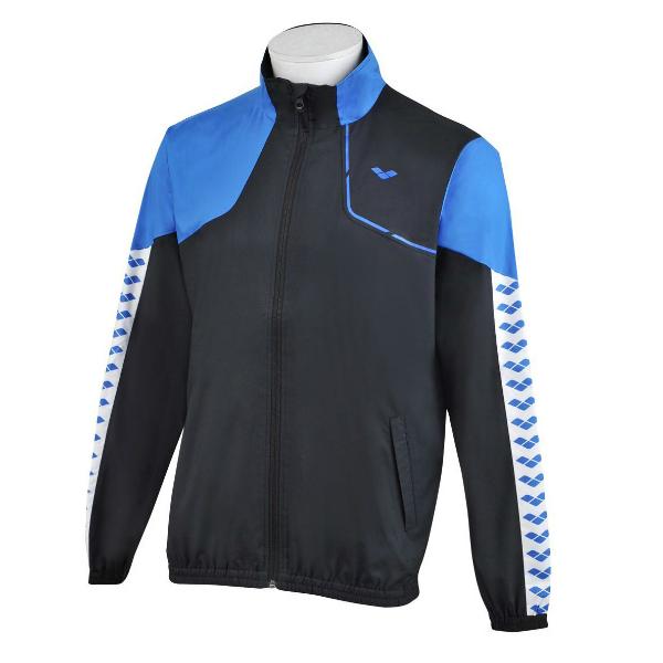 アリーナのアイコンであるチームラインと、切替でアリーナロゴをイメージしたデザインのウインドブレーカー。裏地は、ジャケットの背中面上部にメッシュ素材の裏地がついています。その他の部分は裏地なしです。■素材ポリエステル100％。■機能はっ水。