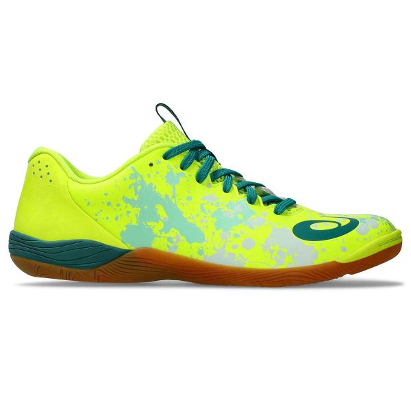 アッパーにはやわらかいマイクロファイバー人工皮革を採用することで、耐久性とフィット性を両立。Uスロートを外側に向けることにより、インサイドのタッチポイントを増やすとともに、快適なフィット性を提供。人の指紋をイメージしたアウターソール意匠。優...