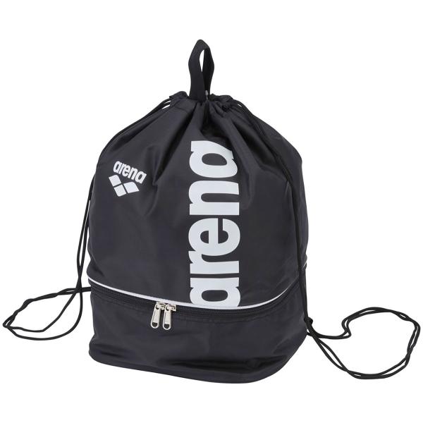 arenaロゴをスポーティにアレンジした2ルーム仕様のプールバッグ。 2ルーム仕様のため、持ち運びに困るサンダルを底部ルームに収納可能。またナップサック仕様なので、お子さんのスイミングスクールやプールの授業におススメ。ブラック×ホワイトF水...