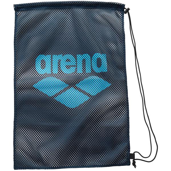 水はけの良いメッシュ素材のメッシュバッグ。メッシュ素材を使用しているので、ビート板・フィン・パドル・シュノーケルなどの濡れるトレーニングツールを収納するのにおススメ。arenaロゴを全面に大きく抑えたインパクトのあるデザイン。ネイビー×ブル...