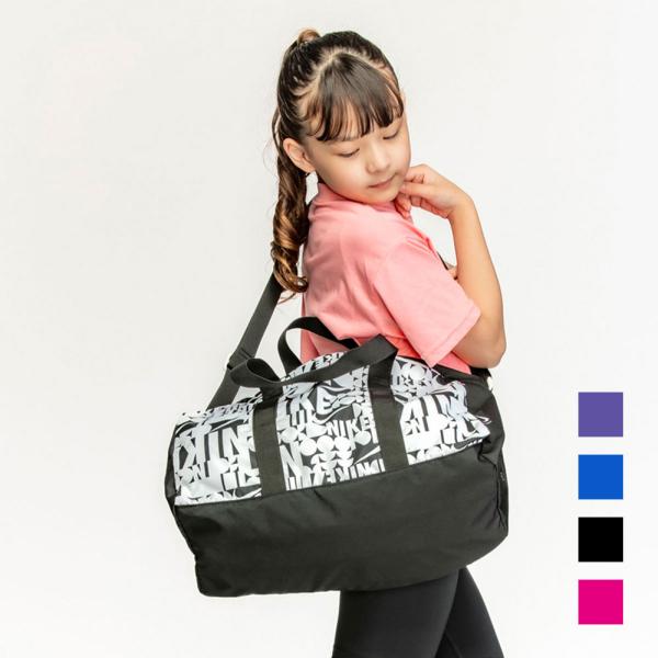 【商品名】プリントボストンプールバッグ【カラー】003ピンク009ブラック010ブルー012ムラサキ【素材】ポリエステル【サイズ】40cm×24cm×19cm（14L）【特徴】ボストンタイプのプールバッグ。NIKEをちりばめたデザインが特徴...