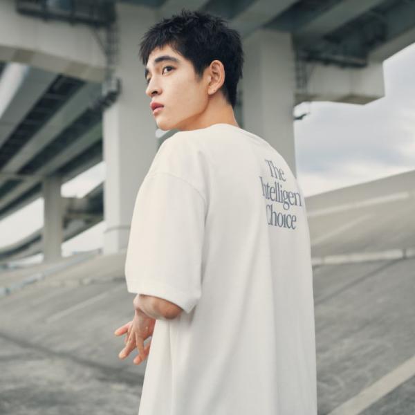 日本人の体型に合わせて開発されたトレーニング用グラフィックTシャツ。背面に反射プリントで『 THE INTELLIGENT CHOICE 』をグラフィックデザイン。吸汗速乾性に優れたNB DRYを搭載したポリエステル100%ニット素材を使用...
