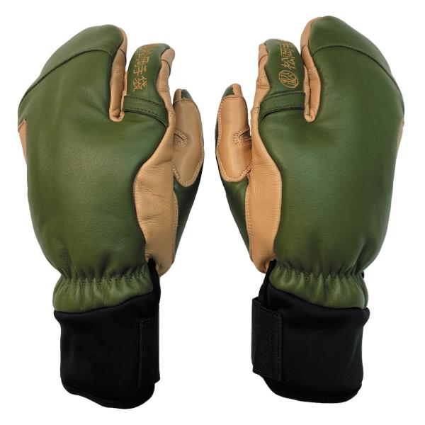 牛革 / やぎ革 リサイクルポリエステル、高機能中綿、松岡オリジナル透湿防水フィルムインサート高級感あふれる牛革、やぎ革仕様。握りやすく疲れにくいエルゴグリップ立体型採用。3 フィンガー で、操作性と保温性を両立。ストック保持部はアテ革で補...