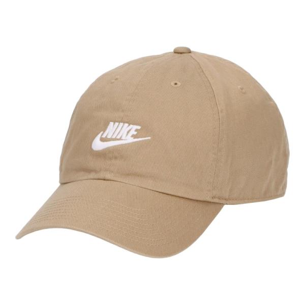 さまざまなスタイルを楽しめる、中程度の深さのクラシックなNike Clubキャップ。滑らかなコットンツイル素材に柔らかいウォッシュ加工を施し、かぶり始めたその日から快適な着用感を提供します。曲線的なつばがカジュアルなスタイルを演出。後部スト...