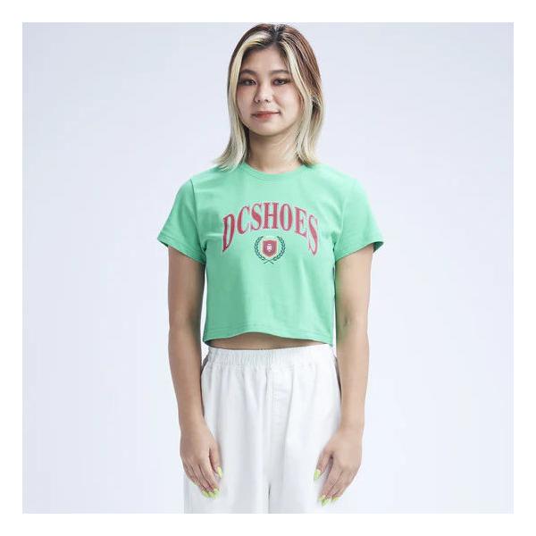 DC SHOES DCシューズ ディーシー レディース トップス 半袖 Tシャツ スポーツブランド ストリート胸元にカレッジ風ロゴプリントをレイアウトしたクロップド丈の半袖Tシャツ。生地には伸縮性に優れた天竺素材を使用。スタイルアップ効果を...