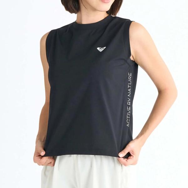 シャリ感のあるドライタッチな手触りが涼しい着心地を実現したタンクトップ。程よくハリ感があるのが特徴です。前丈が少し長く、重なりのあるスリットを両脇にあしらったのがポイントです。バックネックにレーザーカット加工を施し、通気性よく仕上げました。...