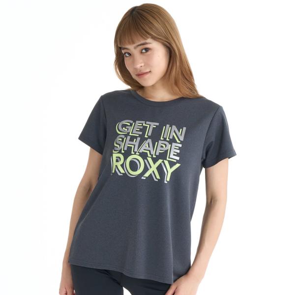 ベーシックなサイズ感のBOXシルエットTシャツ。ラバープリントと箔プリントをレイヤードした、立体感のあるロゴグラフィックがポイント。「GET IN SHAPE」の力強いメッセージとさりげない光沢感が、抜け感のあるバランスに。水陸両用で速乾性...