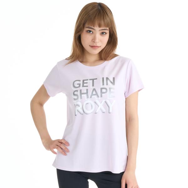 ベーシックなサイズ感のBOXシルエットTシャツ。ラバープリントと箔プリントをレイヤードした、立体感のあるロゴグラフィックがポイント。「GET IN SHAPE」の力強いメッセージとさりげない光沢感が、抜け感のあるバランスに。水陸両用で速乾性...