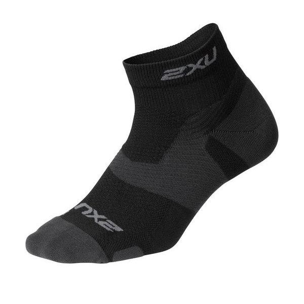 X-LOCK圧縮技術を備えた2XUベクターソックス。パワフルな圧縮サポートにより、足を固定して安定性を高めることで、さまざまなアクティビティの動きを最適化します。クルーソックスはブリスター保護と防臭技術を採用しており、軽量クッショニングによ...