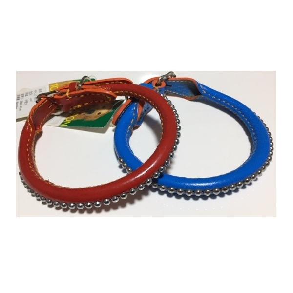 牛皮革の丈夫な丸首輪。格好良い飾鋲付きの首輪です。■首回り：27〜31cm■適応：小型犬 3〜5kgまで(ミニュアダックス・トイプードル・シーズー等)■素材・成分：牛皮革■カラー：ブルー・レッド※画像は濃いめのブルーに見えますが水色に近いブ...