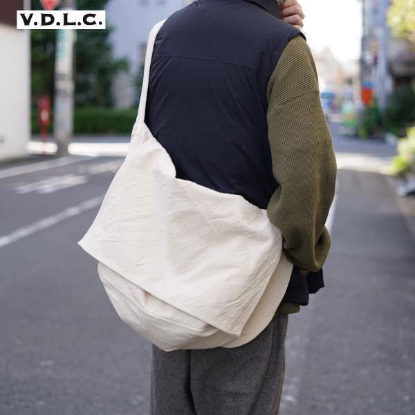 ■倉敷帆布をジーンズのミシンで縫い上げたニュースペーパーバッグ欧米の新聞配員のカバンをモチーフにした、柔らかな手触りのニュースペーパーバッグ。オールシーズン使用できるキャンパス生地で、太ベルトでトレンドライクなアイテムです。■丈夫で、柔らか...