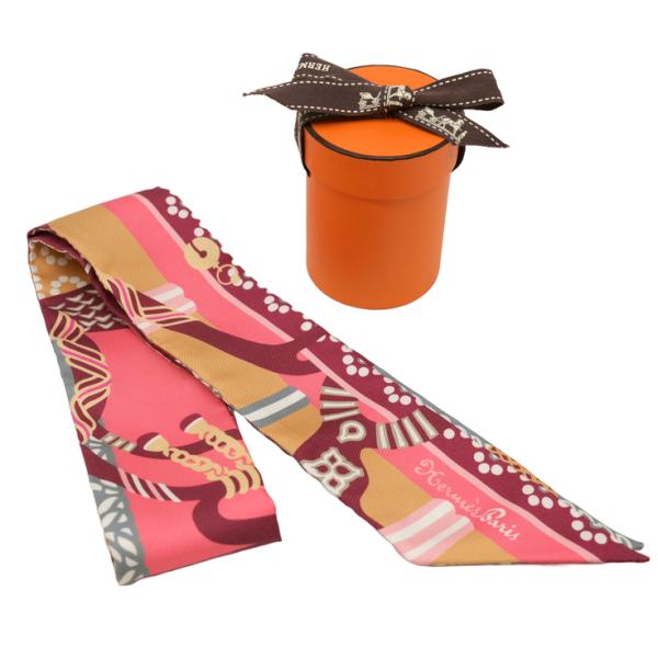 【商品詳細商品番号：240262ブランド：エルメス商品名：ツイリーサイズ：（幅）5ｃｍ、（全長）85ｃｍ材質：シルクツイリー、ピンク 状態：未使用品　中央付近1か所小さなシミ付属品：箱【コメント】エルメスらしい高級感あふれるツイリー。シルク...