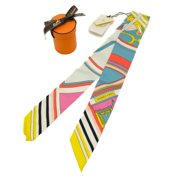 【商品詳細商品番号：250088ブランド：エルメス商品名：ツイリー ジョージ・ワシントンの馬車サイズ：（幅）5ｃｍ、（全長）85ｃｍ材質：シルク、マルチカラー状態：未使用品 付属品：箱【コメント】エルメスらしい高級感あふれるツイリー。シルク...