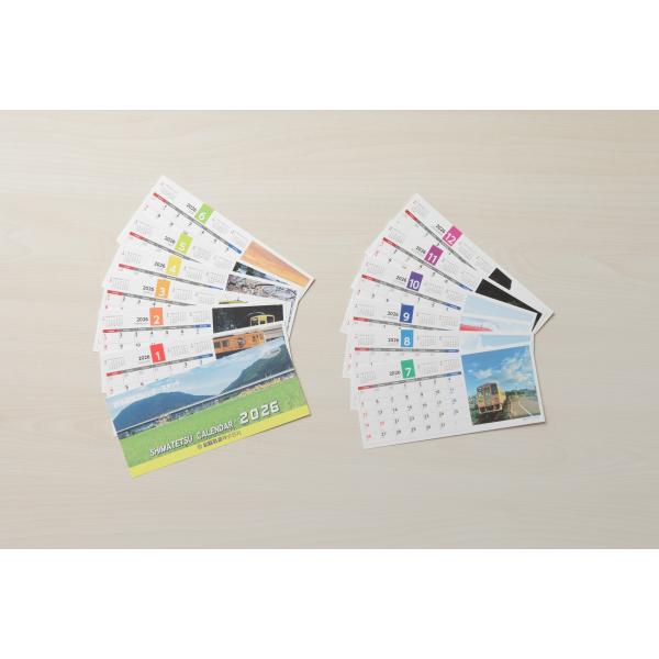 こちらの商品は「駅名標型カレンダースタンド（別売）」に対応した2026年版カレンダーです。駅名標型カレンダースタンド（別売）は、島原鉄道の駅名標を1/7スケールでリアルに再現したもので、こちらの専用のカレンダー台紙をセットすることで、カレン...