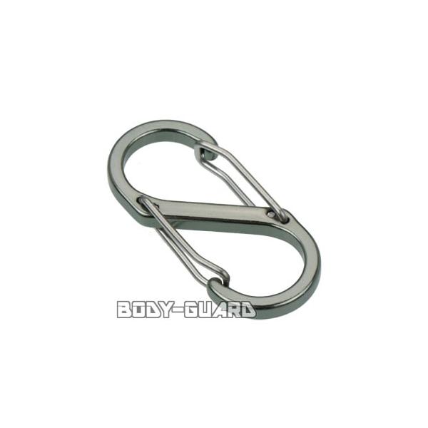 ■　商品説明全長約5cmの中型S字カラビナです。アルミ素材でとても軽量ながら、最大約30kgまで耐えられるしっかりした作りになっています。キーホルダーや小物を取り付けやすく、日常使いからアウトドアまで幅広く活躍します。弊社で扱う小型S字カラ...