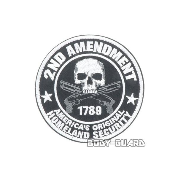 ■　商品説明ピストルを銜えたドクロの刺繍入りワッペンです。マジックテープ式で、バッグやリュックなど好きな場所に簡単に取り付け可能。自分だけのオリジナルデザインにカスタマイズできます。■　サイズ直径　約10cm　※目安となります■　カラーブラ...