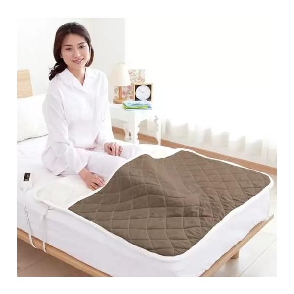 足入れ電熱マットの特長　冷える足元も、芯からぽかぽか。足先が冷えて眠れない方におすすめします。　足入れ部（肌に触れる部分）は肌に優しいコットン100%。　足をすっぽりと包み込んでくれる、袋状の暖かい足入れ電熱マットです。【送料無料】【メーカ...