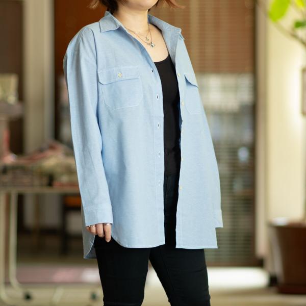 「綿100％ダンガリー。着るたびに心地よさが深まる一枚。」ナチュラルな風合い、ほどよいカジュアル感。 肌に優しく、季節を問わず楽しめる綿100％ダンガリーシャツ。・ 軽やかな着心地で、リラックスしたスタイルに。・ 丈夫で長く愛せる、こなれた...