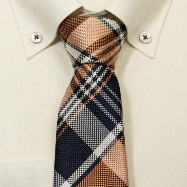 SHIRT HOUSE ・オリジナルのネクタイコレクションメール便での発送となりますオレンジ・白・ネイビーのチェックが特徴的な一本。大剣から結び目までを肉厚に加工し、絶妙な厚みとコシにこだわりましたシルク100%の美しい光沢をおたのしみくだ...