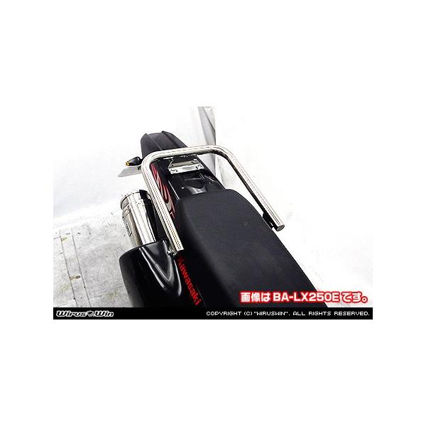 D-TRACKER250用 タンデムバーです。※車体型式：JBK-LX250V に適合します。安心して安全にタンデム走行ができる機能面を重視した商品です。バフ掛けを施し高級感タップリに仕上がっています。バーの直径は25mmと極太で、パッセン...