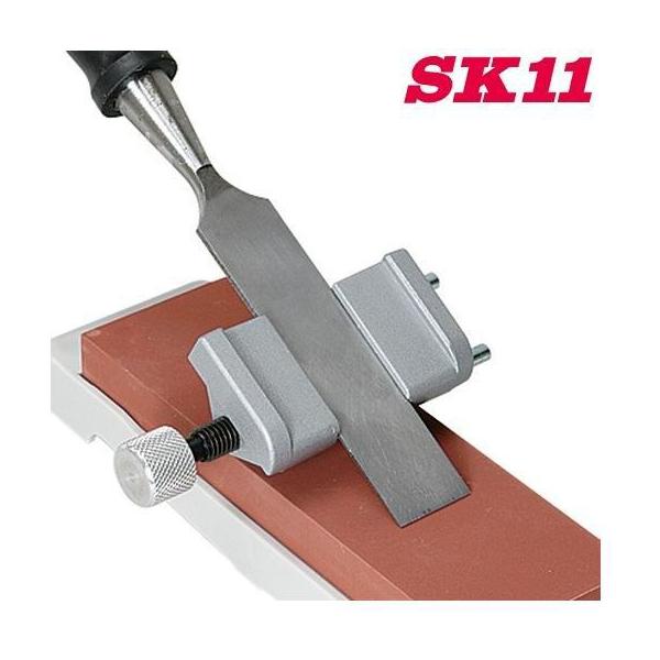 ■特長■・カンナ刃・ノミの刃研ぎの際の角度を固定するガイド。・カンナ刃やノミの刃研ぎの際にネジの調節で、刃先の角度を研ぎたい角度に簡単に固定できます。 ・切れ味の良い刃つけが可能です。・刃幅：36mm〜70mmまで・刃の長さ：80mm以上の...