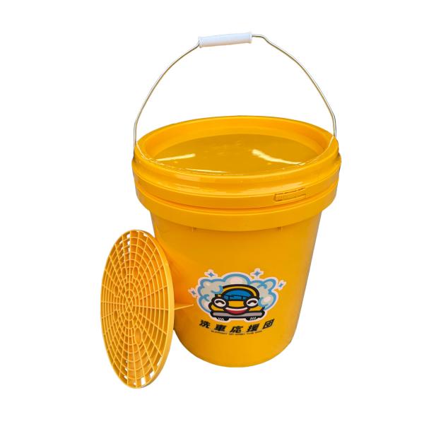 洗車で活躍する、洗車応援団のフタ付きでグリットガードがセットされた洗車用バケツ軽量かつ容量もたっぷり約20リットル安心のグリットガード付きで、洗車の過程で砂と石を効果的に分離し水質を清潔に保つことができますフロントには、大きな洗車応援団のキ...