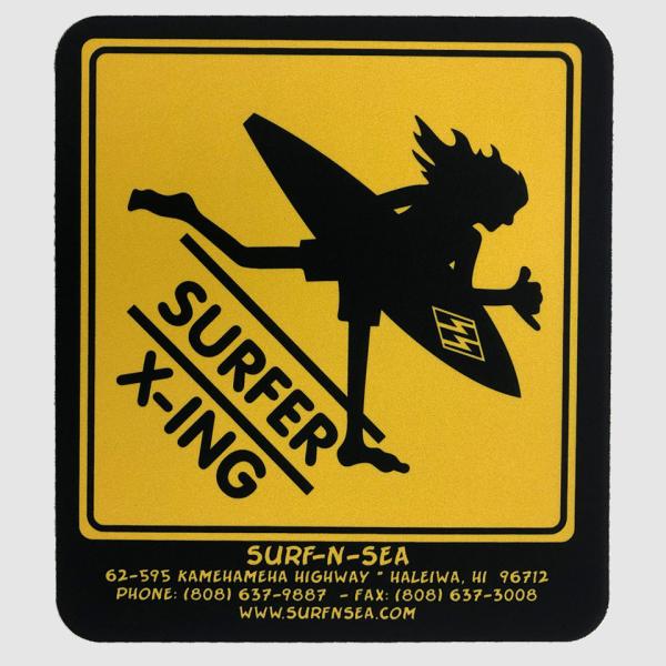 ハワイアン雑貨で生活を楽しく。ハワイ、ノースショアのSURF-N-SEA サーフアンドシーのオリジナルの標識をイメージしたデザインのマウスパッド。マウスパッドの裏面はしっかりラバーが張ってあり滑りにくい。表面は布地になっています。●サイズ：...