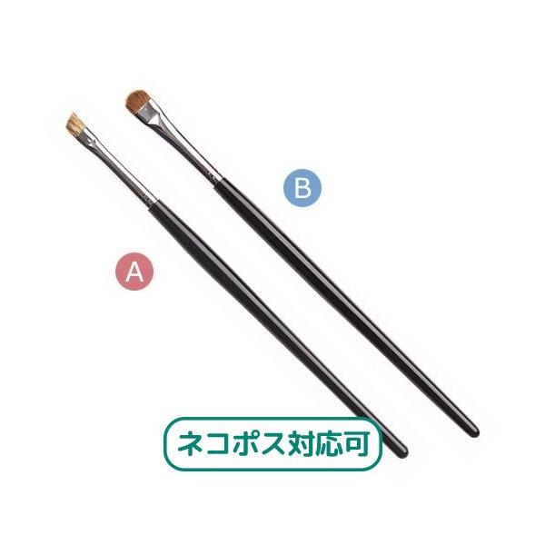 しっかりとコシのある天然毛ウォーターバジャーを使用。斜めカットのブラシがしっかりとフィットするのでペンシルでは表現できない自然な眉が描けると定評の熊野筆のアイブロウブラシ。