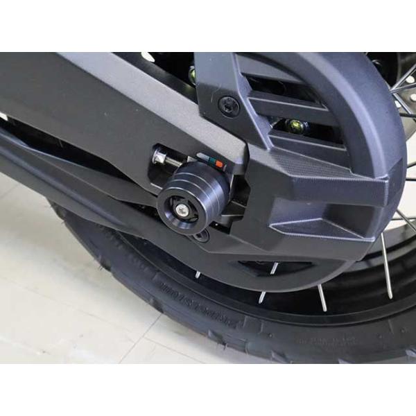 ●メーカー名：SPEEDRA(スピードラ)●商品名：リアアクスルスライダー●カラー ブラックメーカー品番：AASHO06RBKJANコード：4580556254684万が一の転倒時にアクスルシャフト部分を保護します。先端キャップは高強度アル...