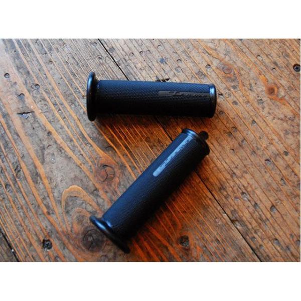 ●メーカー名：トランプ / Tramp Cycle(トランプサイクル)●商品名：ミリサイズ用 T-Glip SETメーカー品番：THB-006ハーレー汎用 グリップカラー：ブラック スロットルスリーブ：アルミビレット製ミリバー用グリップKi...