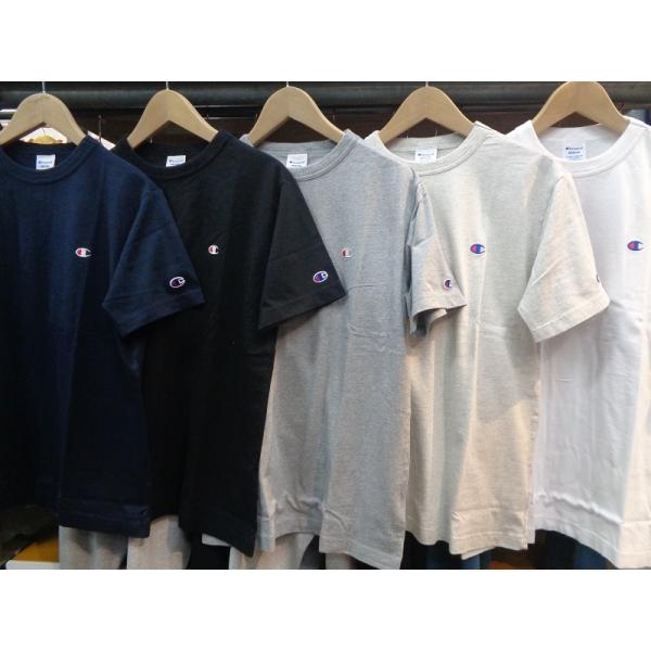 チャンピオン　ベーシックシリーズ！チャンピオンCロゴワンポイント半袖Tシャツ環境に配慮して生産されたサステナブルなアメリカ綿を100％使用した、しっかりとした天竺素材のショートスリーブTシャツです。左胸にブランドカラーのCロゴ刺繍入り。シン...