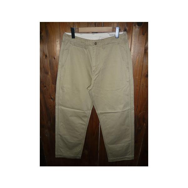 【発売日：2023年11月01日】メーカー希望小売価格　　￥９，０００＋税　　　本体　綿　１００％　　　ベトナム製素材にはタテ糸・ヨコ糸を高密度に打ち込んだ上質なヴィンテージチノを採用。生地を地染めした後、表面を顔料で染めることでパンツ全体...