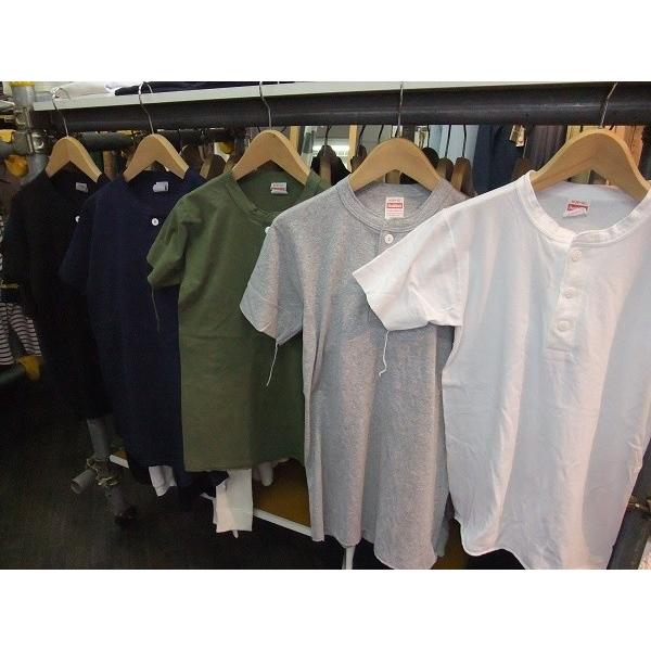 税込定価￥４,２９０アメカジブランドで人気のヘルスニット！ 生地や縫い目に拘りがあり！ 主に高級アンダーウェアに使用される「フラットシーマ」と呼ばれる特殊なミシンを使用した、4本針のステッチが特徴です。 縫い代が平らに仕上がる為に肌当たりが...