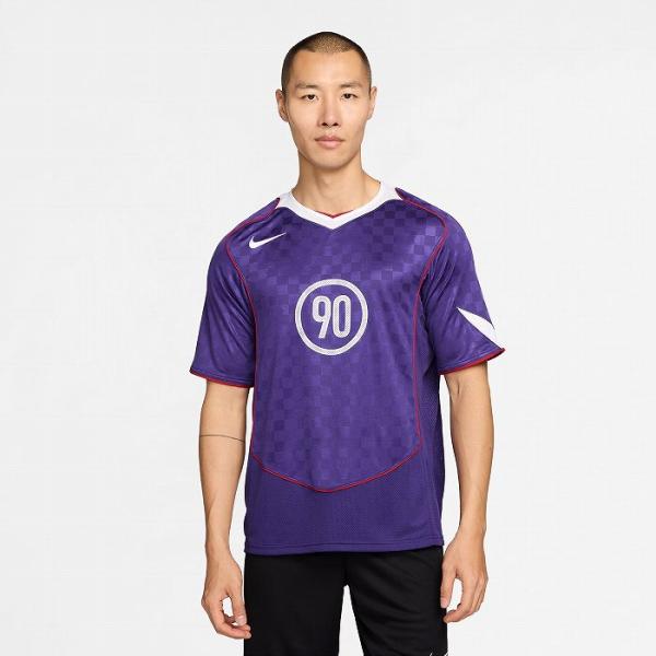 Nikeのトータル 90の伝統を称えるDri-FIT サッカーユニフォーム。通気性と速乾性に優れた素材により、涼しく快適な状態をキープ。フィールドの中でも外でも、2000年代半ばのスタイルを演出します。■本体：ポリエステル100%■カラー：...