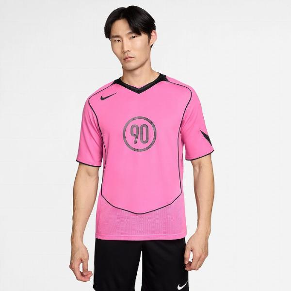 ユニフォームをヒントにした速乾性抜群のトップス。Nikeのトータル 90へのオマージュです。通気性に優れた素材を使用し、涼しく快適な状態をキープ。フィールドの中でも外でも、2000年代半ばのスタイルを演出します。■本体：ポリエステル100%...