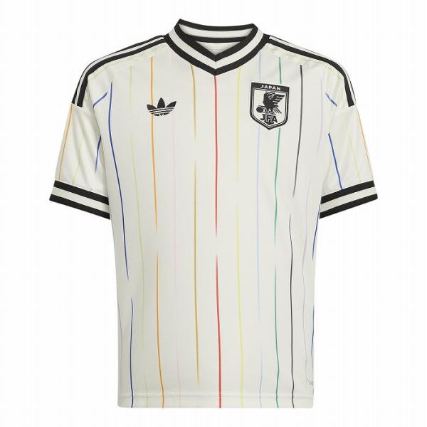 キッズ サッカー日本代表 2026 アウェイ レプリカ ユニフォームのカラーには、ストーリーがある。「Colors（水平線の向こう側のカラフルな景色）」というコンセプトにインスパイアされたこのユニフォームは、団結とチームワークの精神を称えて...
