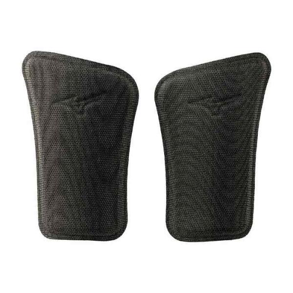 グリップ機能付き左右別型軽量シンガード。サッカースパイク『ミズノアルファ』シリーズの履き口などに採用されているZEROGLIDE α MESHを搭載。■本体：合成樹脂■カラー：ブラック