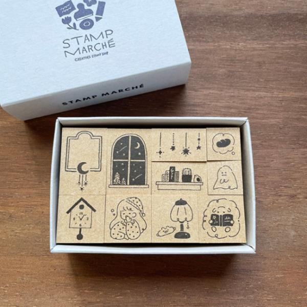 スタンプマルシェ専属ハンコ作家『TEDE(テデ)』のくるんとゆるやかな線が特徴のイラストスタンプ。『おやすみお星さま』シリーズのスタンプ全10個が入ったコンプリートセットです。スライドさせて開閉するスリーブ箱に入っているので、そのまま収納で...