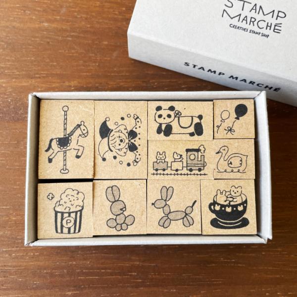 スタンプマルシェ専属ハンコ作家『TEDE(テデ)』のくるんとゆるやかな線が特徴のイラストスタンプ。『アニマル遊園地』シリーズのスタンプ全10個が入ったコンプリートセットです。スライドさせて開閉するスリーブ箱に入っているので、そのまま収納でき...