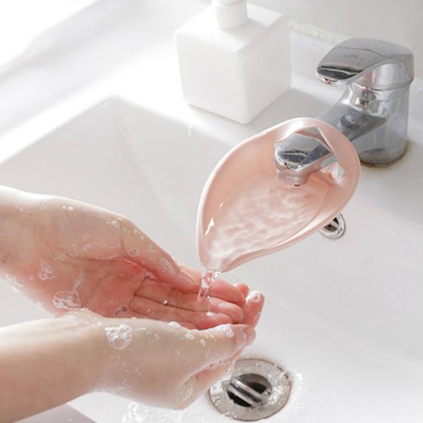 ・小さいお子様、車椅子の方、蛇口まで手を伸ばすことが困難な時に活躍します！・取り付けは簡単！高さ３ｃｍ、幅４ｃｍ以内の蛇口なら押し込むだけ！・水を拡散させず、一点集中させるので水が飛散しにくい・カラー：ベージュ、ピンク、グレー・取り付け可能...